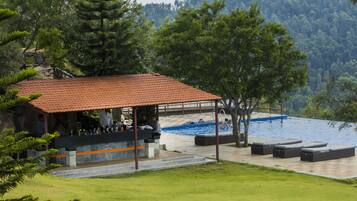 Piscina exterior, espreguiçadeiras