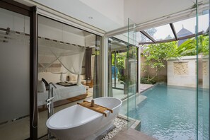 Villa Deluxe, 1 quarto, piscina privativa | Casa de banho | Um polibã e uma banheira separados, produtos de higiene exclusivos 