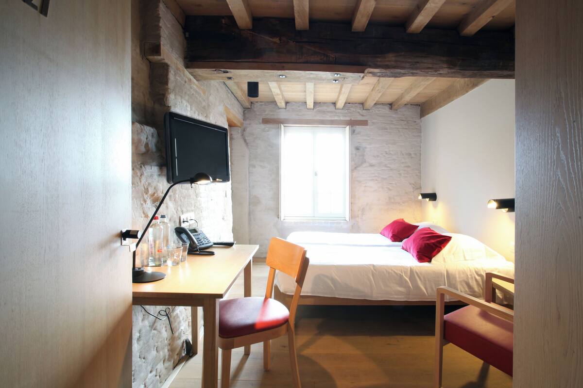 Quarto Twin | Cofre no quarto, secretária, berços/camas para crianças grátis, Wi-fi