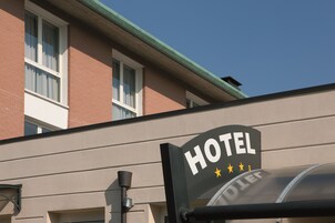 Placa de hotel com telhado e estrelas.