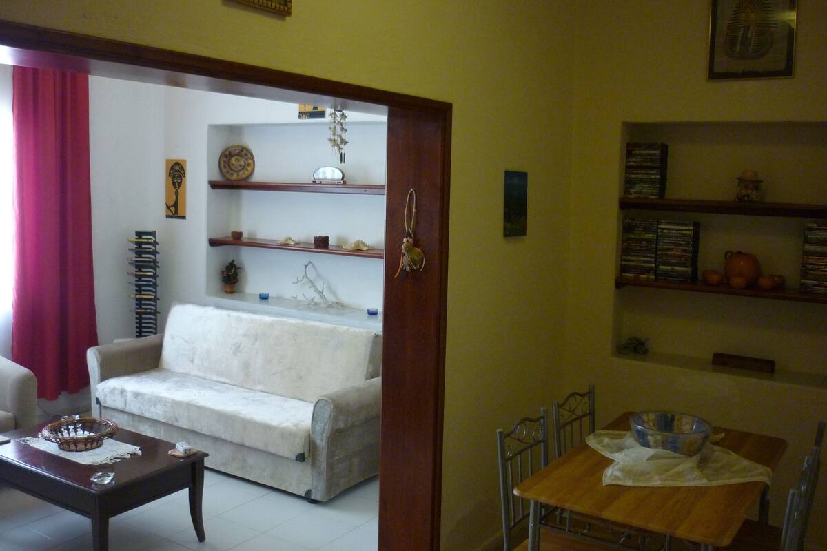 Apartamento Comfort, 2 quartos, cozinha, Vista para a cidade | Sala de estar | Televisor LCD 