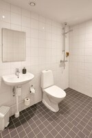 Quarto Twin Económico | Casa de banho | Um polibã, toalhas fornecidas
