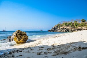 Uma praia privada, mergulho, snorkel, remo/canoagem 
