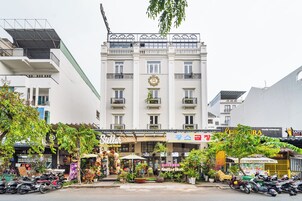 Um hotel com varanda, área de estar externa e um letreiro que diz 'Stellar Boutique Hotel'.