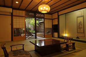 Quarto tradicional (with Private Open-Air Bath) | Edredons de pluma, cofres nos quartos, individualmente decorados