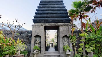 Villa, 2 quartos, piscina privativa, em frente à praia | Edredões de penas, camas de colchão viscoelástico, minibar