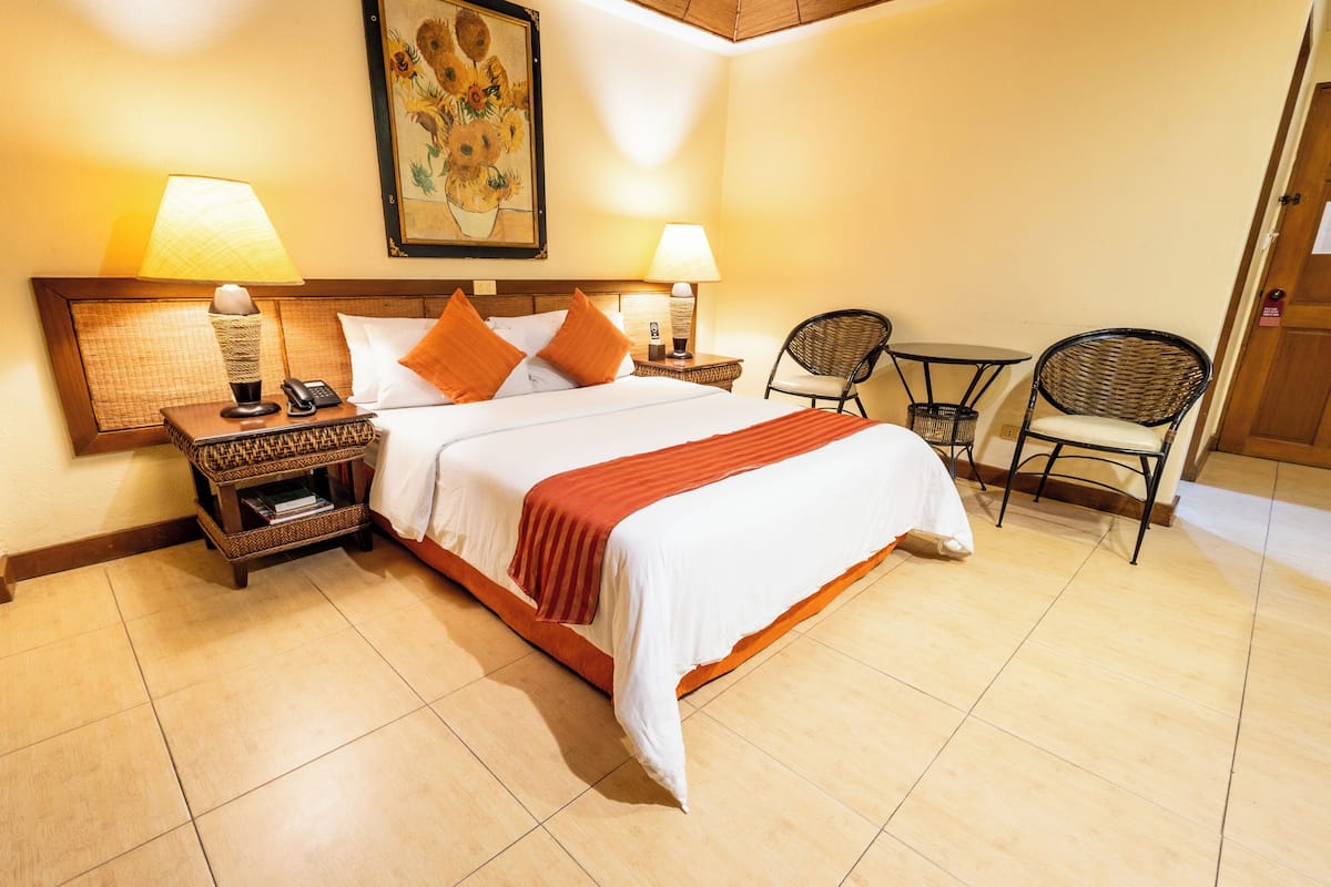 Suite Júnior, 1 cama queen-size | Cofre no quarto, Wi-fi grátis, roupa de cama fornecida