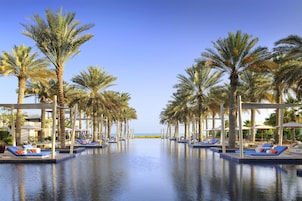 5 piscinas exteriores, guarda-sóis, espreguiçadeiras