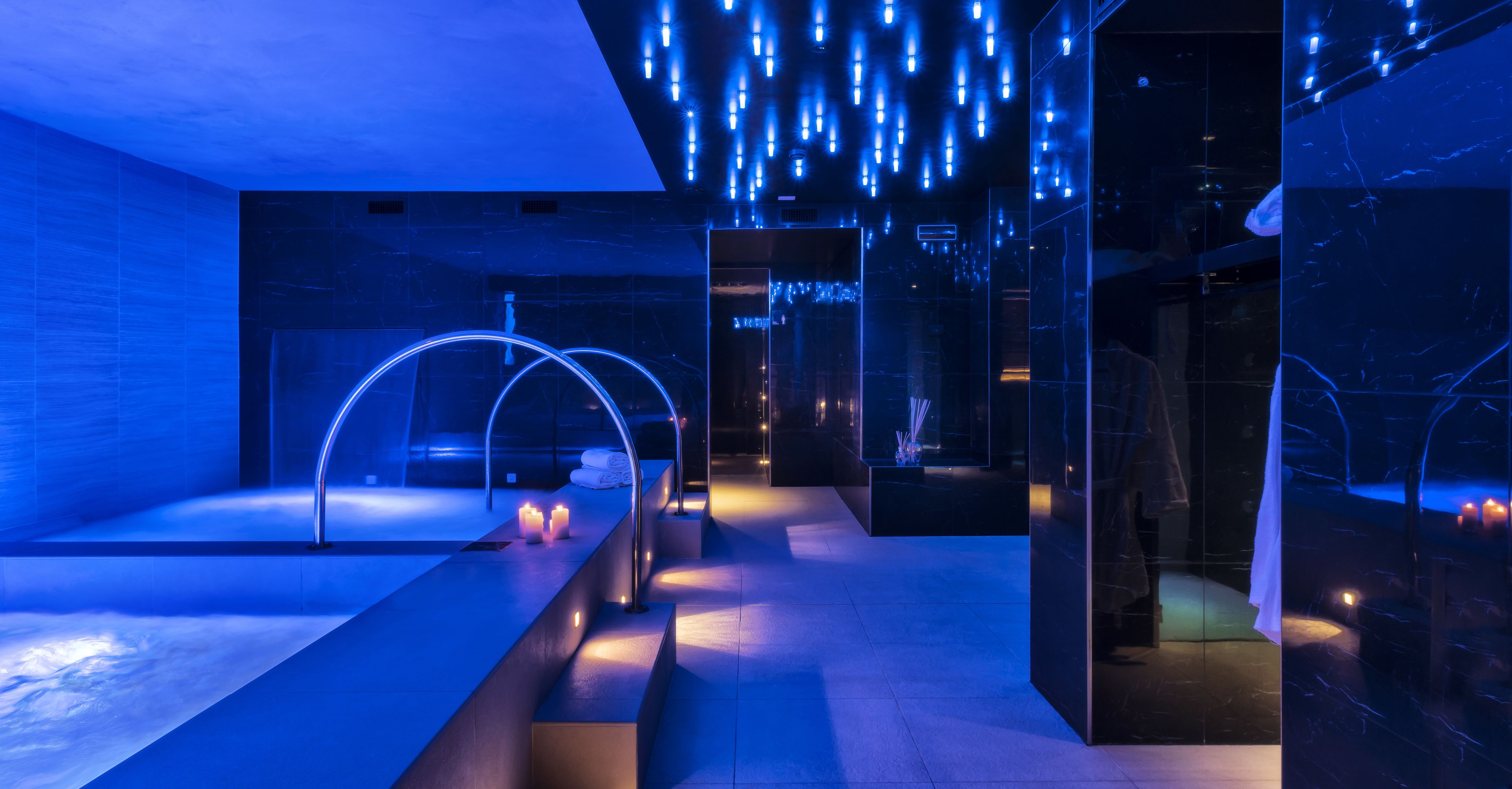 Salas para tratamentos a dois, sauna seca, banheira de hidromassagem