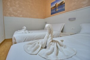 Quarto conforto | Roupas de cama premium, cortinas blackout, Wi-Fi de cortesia