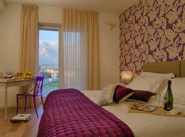 Roupa de alta qualidade, edredões de penas, minibar, cofre no quarto 