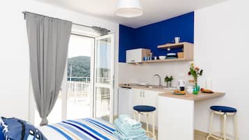 Suite-Estúdio Clássica, terraço, vista parcial para o mar | Camas de colchão pillowtop, quartos insonorizados