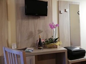 Quarto Duplo, varanda, vista para a montanha | Edredões de penas, cofre no quarto, secretária, Wi-fi grátis 