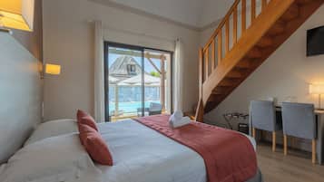 Chambre familiale avec terrasse vue piscine | Cofre no quarto, secretária, Wi-fi grátis, roupa de cama fornecida