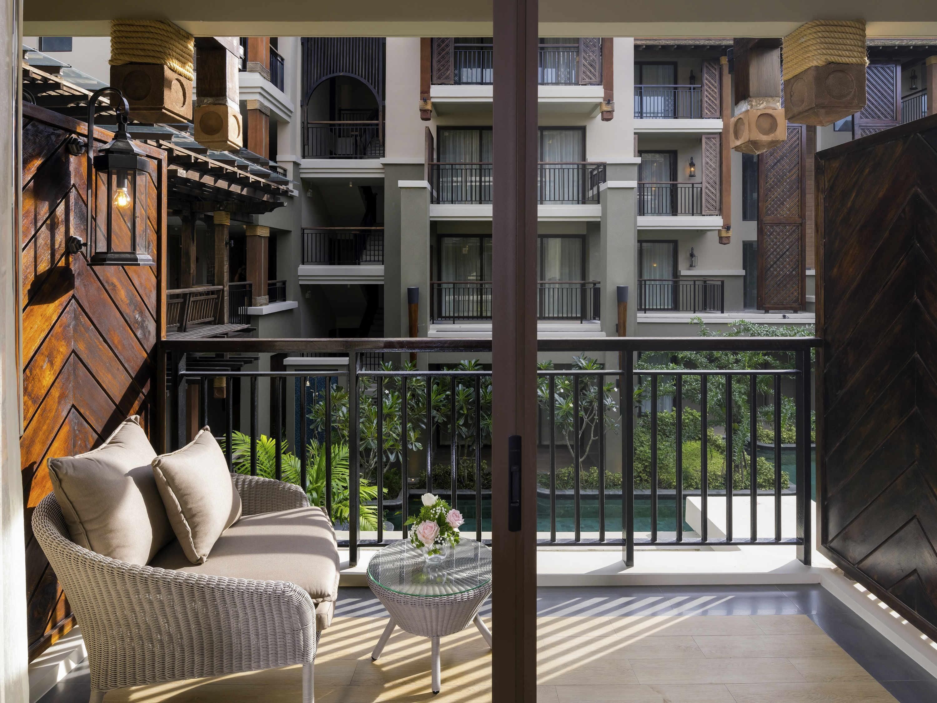 Quarto Duplo Deluxe, 1 cama de casal, vista para a piscina (Beach Wing) | Cofre no quarto, secretária, cortinas/cortinados opacos 