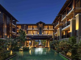 2 piscinas externas, funciona das 7h às 19h, espreguiçadeiras