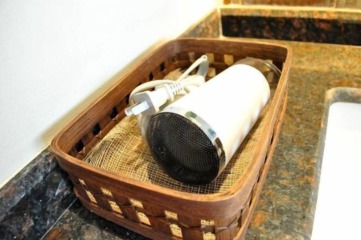 Comodidades do banheiro | Produtos de toalete grátis, chinelos, toalhas de banho