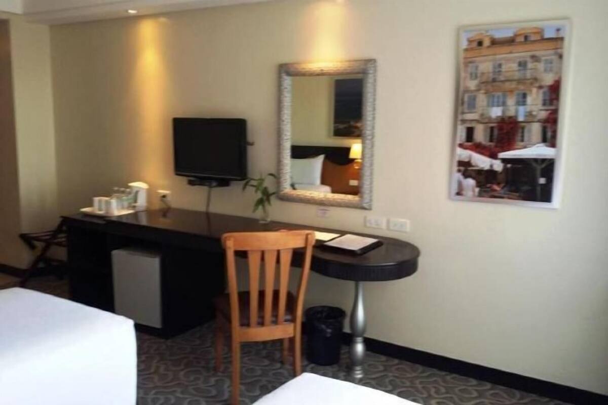 Frigobar, cofres nos quartos, escrivaninha, Wi-Fi de cortesia