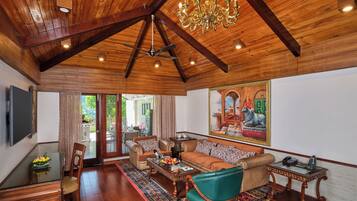 Quarto casal de uso individual | Área de estar | TV LCD, DVD player