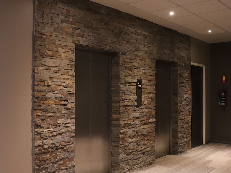 Cofre no quarto, secretária, quartos insonorizados