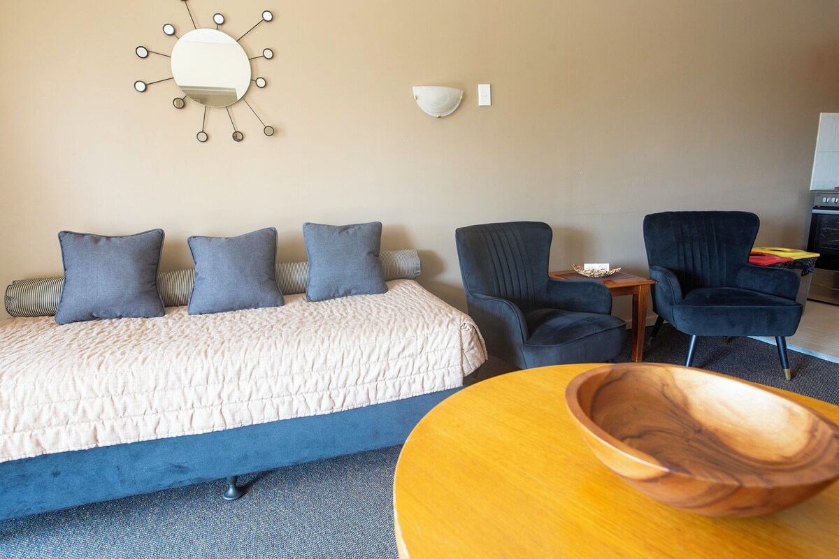 Apartamento luxo, 1 quarto | Área de estar | TV LCD 32 polegadas com canais digitais, TV