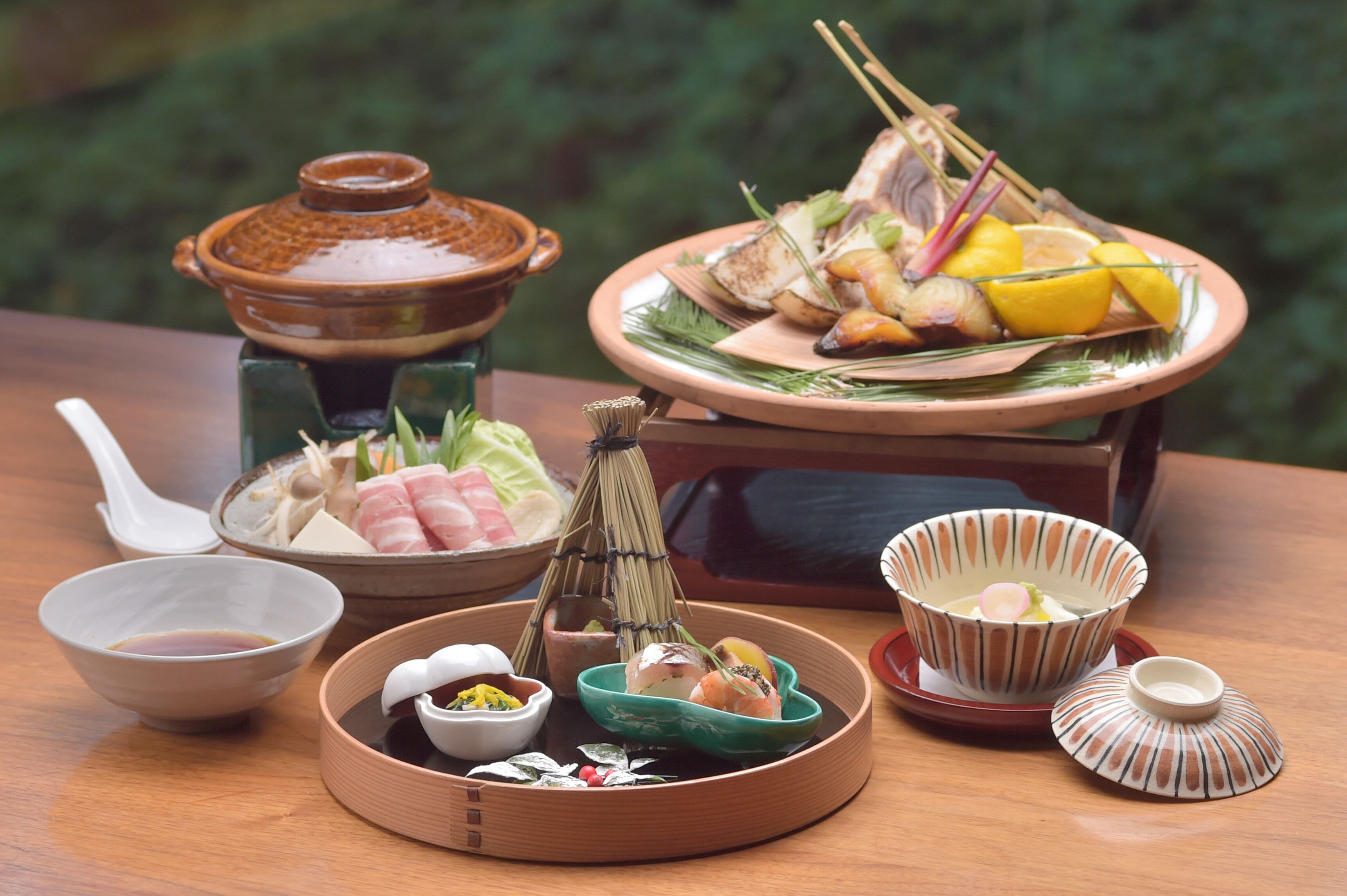 Uma refeição japonesa tradicional com diversos pratos e utensílios.