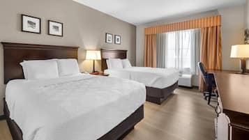 Quarto, 2 camas Queen, para não fumantes | Roupas de cama antialérgicas, cofres nos quartos, escrivaninha