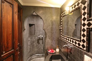 Chuveiro, secador de cabelo (mediante solicitação), toalhas de banho 
