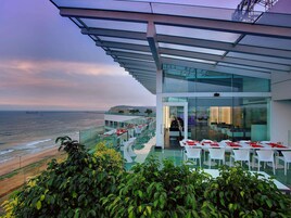 3 restaurantes: servem pequenos-almoços, almoços, jantares e brunches