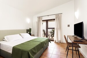 Quarto Duplo, vista para o oceano | Cofre no quarto, secretária 