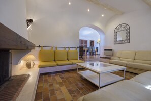 Vila superior, 3 quartos, piscina particular | Área de estar | TV de tela plana