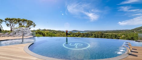 Piscina externa, piscina aquecida, guarda-sóis, espreguiçadeiras