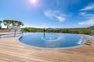 Piscina exterior, uma piscina aquecida, guarda-sóis, espreguiçadeiras 