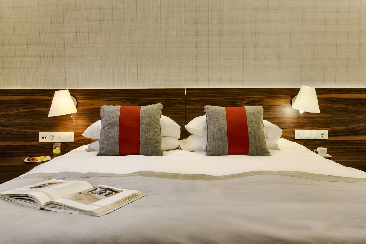 Suíte grand, 2 quartos, lareira | Frigobar, cofres nos quartos, escrivaninha, quartos à prova de som