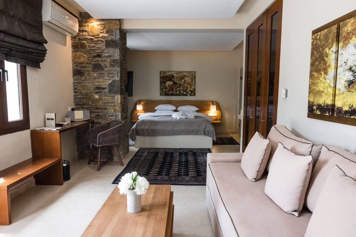 Frigobar, cofres nos quartos, escrivaninha, quartos à prova de som