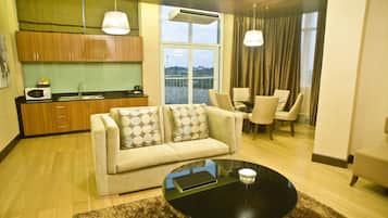 Penthouse | Sala de estar | Televisor LCD de 32 polegadas com canais por cabo, televisor