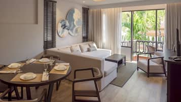 Suite, 1 quarto | Sala de estar | Televisor LCD de 32 polegadas com canais por cabo, televisor
