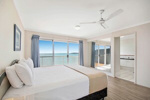 Apartamento, 3 quartos (Top Floor) | Ferros/tábuas de passar roupa, berços (sobretaxa), roupa de cama