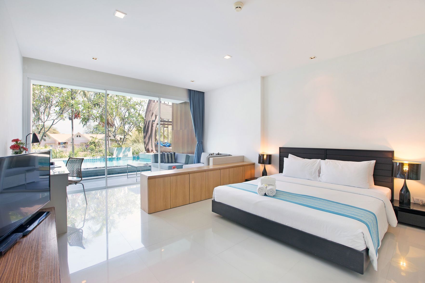 Frigobar, cofres nos quartos, escrivaninha, quartos à prova de som