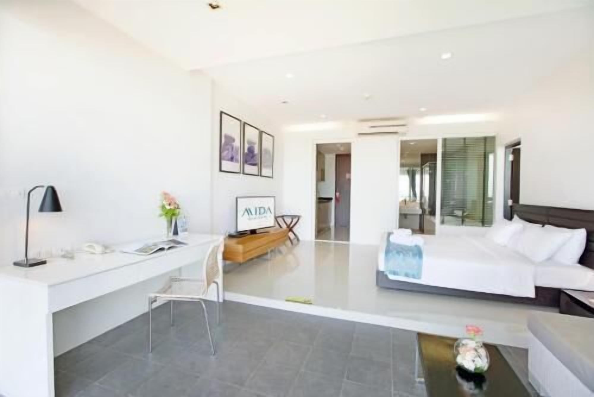 Frigobar, cofres nos quartos, escrivaninha, quartos à prova de som