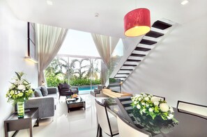 Duplex Pool Access with Bathtub | Sala de estar | TV de tela plana