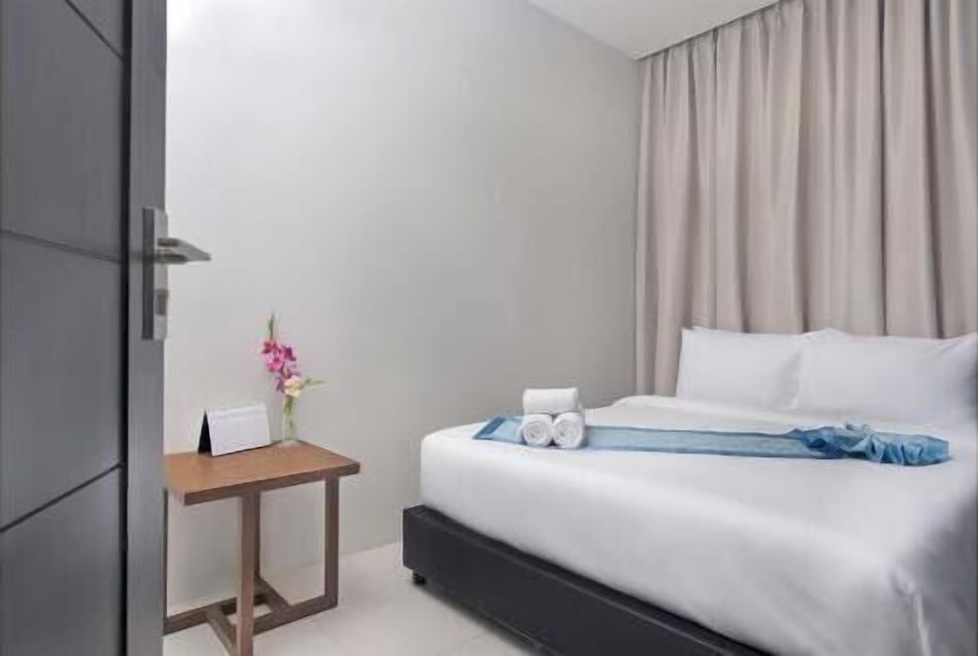 Frigobar, cofres nos quartos, escrivaninha, quartos à prova de som