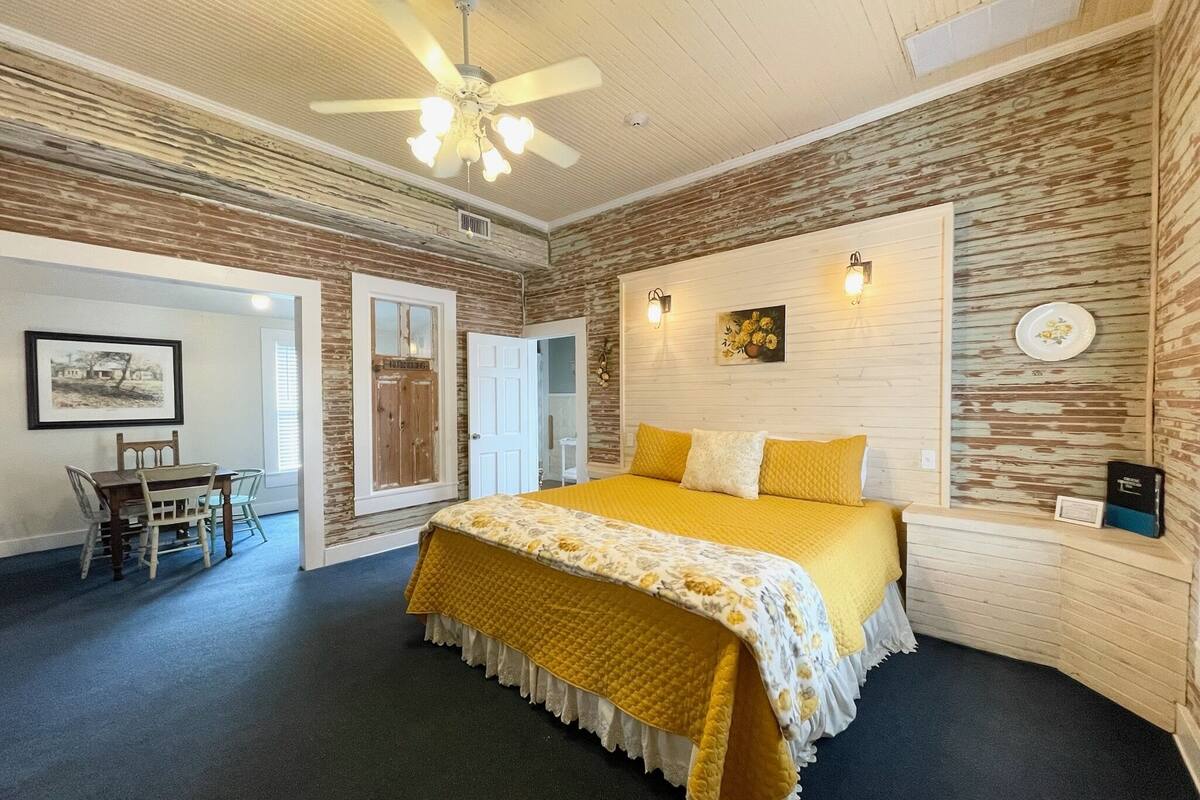 Suíte superior, vista para o pátio (16 YEL) | 1 quarto, camas com colchões pillow-top, individualmente decorados