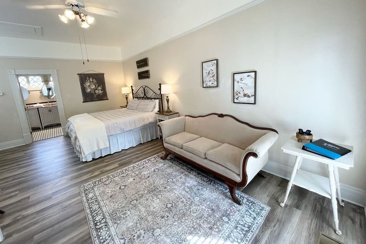 Casa de campo superior, vista para o pátio (02 COT) | 1 quarto, camas com colchões pillow-top, individualmente decorados