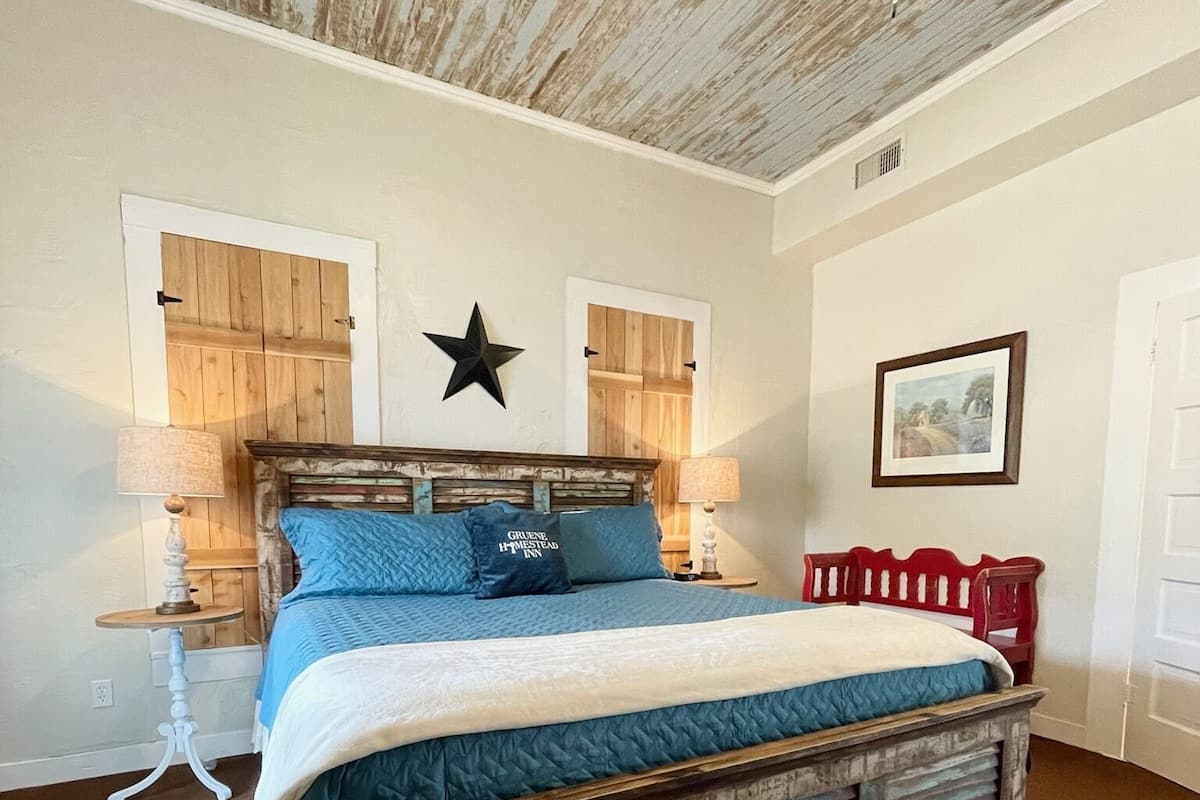 Quarto casal tradicional, vista para o pátio (17 BLU) | 1 quarto, camas com colchões pillow-top, individualmente decorados