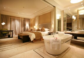 Quarto empresarial, 1 cama King | Frigobar, cofres nos quartos, escrivaninha, cortinas blackout