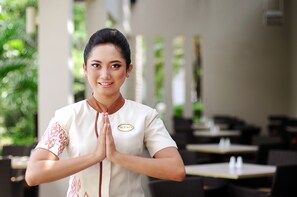 Pequenos-almoços, almoços, jantares servidos, com vista para a piscina