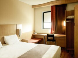 Roupa de alta qualidade, cofre no quarto, secretária 