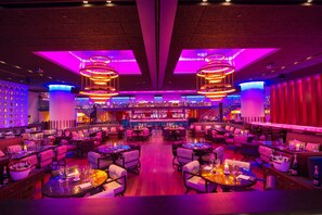 Este bar no lobby do hotel 