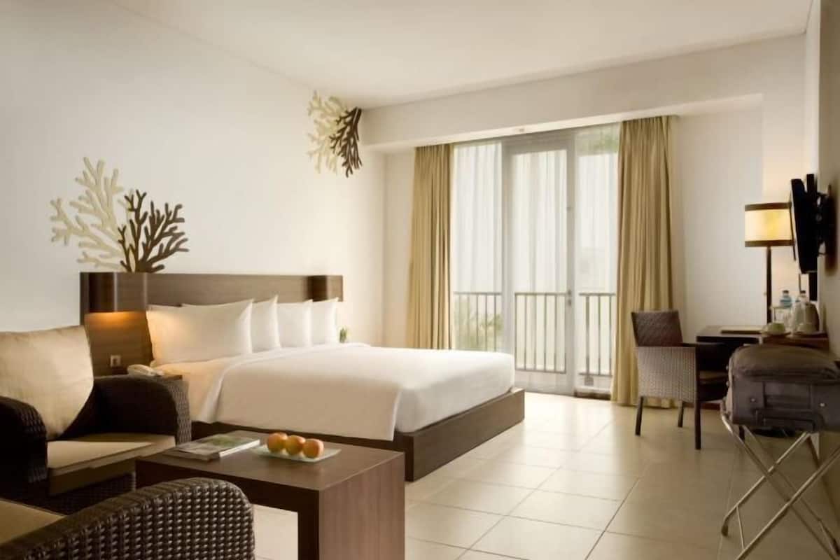 Cofres nos quartos, escrivaninha, cortinas blackout